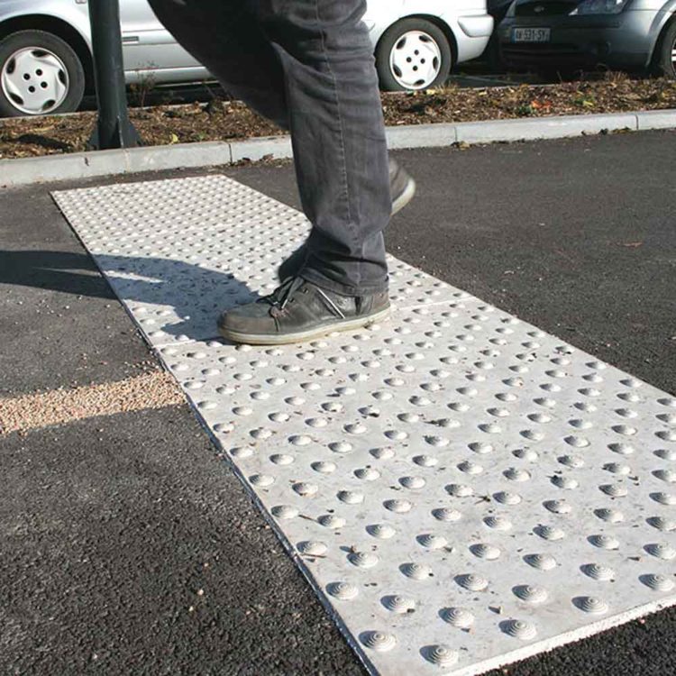 Norme dalle podotactile et installation - Direct Signalétique